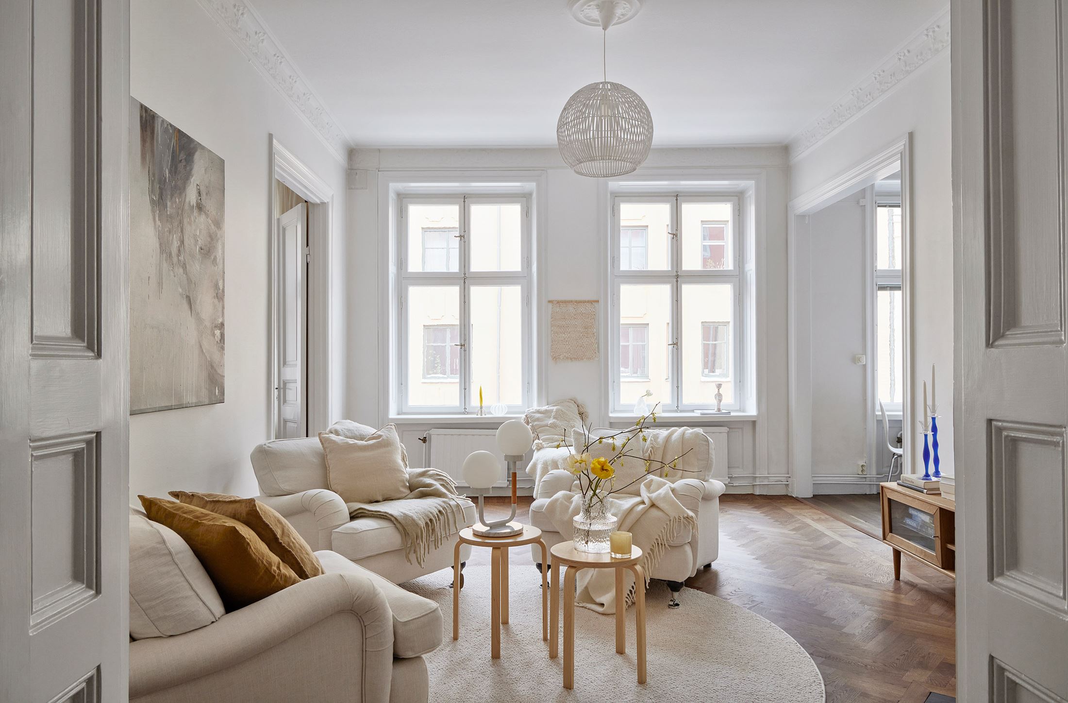 White walls and subtle wood tones - COCO LAPINE DESIGNCOCO LAPINE DESIGN