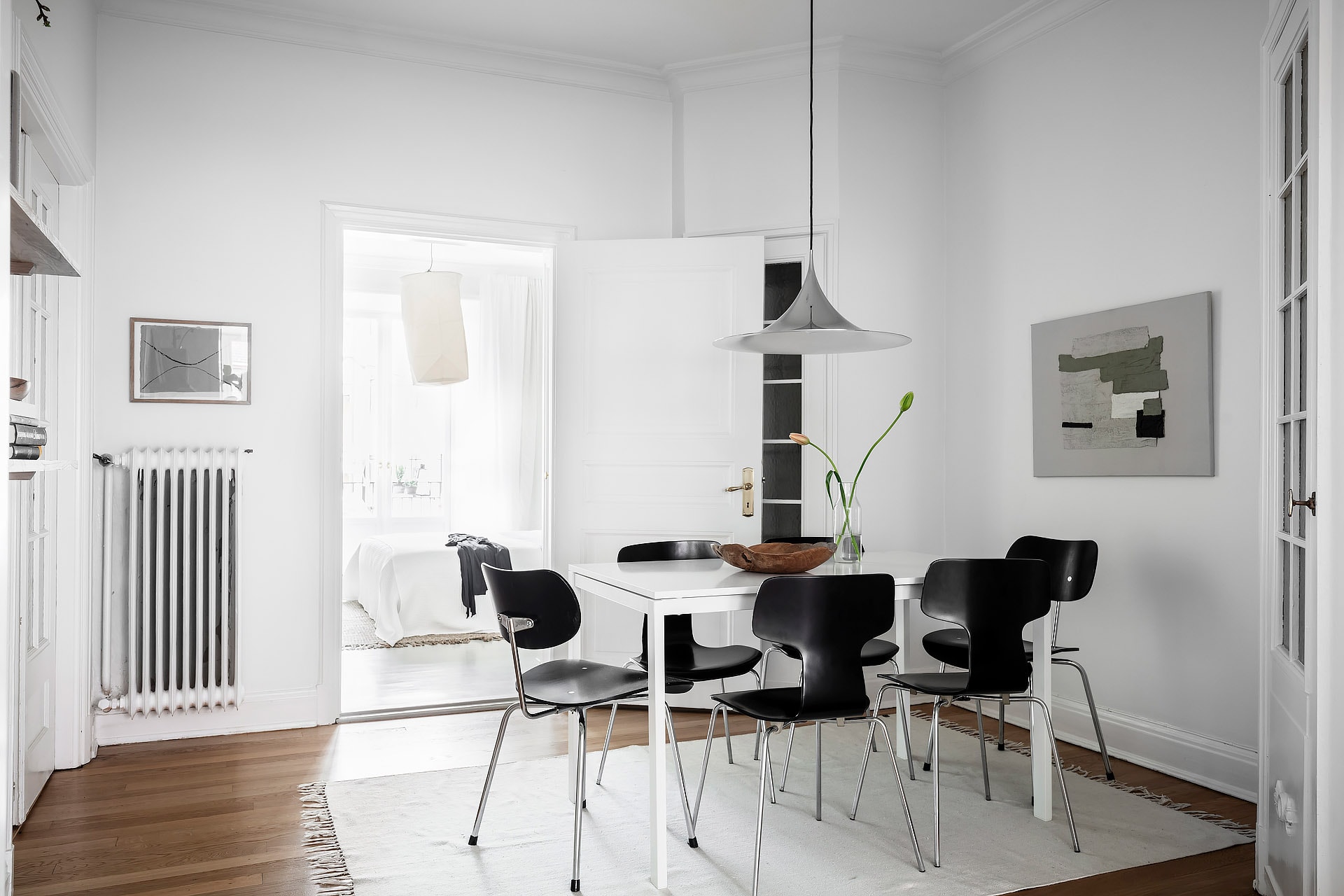 Simple contrast dining room - COCO LAPINE DESIGNCOCO LAPINE DESIGN
